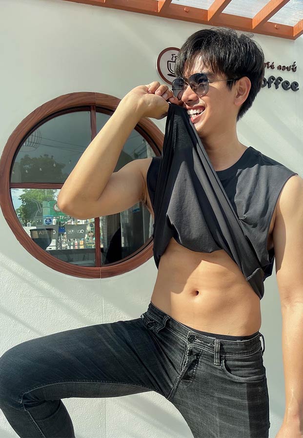 Sakda Singchanusong เปิดวาร์ป หนุ่มหล่อสุดร้อนแรงหนึ่งในตัวท็อป